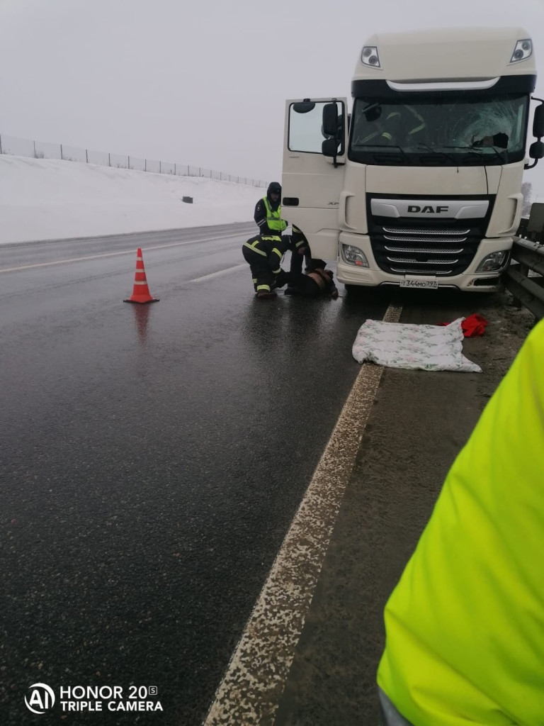 На трассе в Липецкой области кусок дорожного полотна влетел в лобовое ...