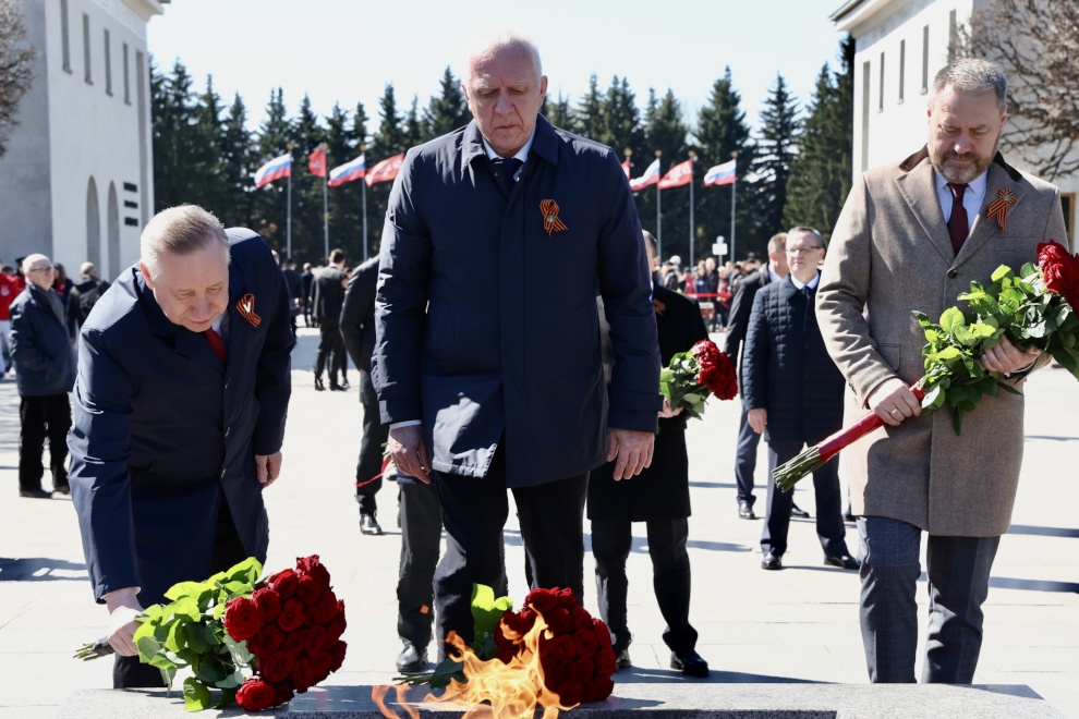 На Пискаревском кладбище прошла торжественно-траурная церемония в честь ...